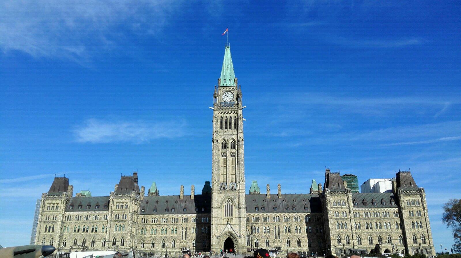 求加拿大的标志性建筑、风景的图片及英文介绍。 外语学习